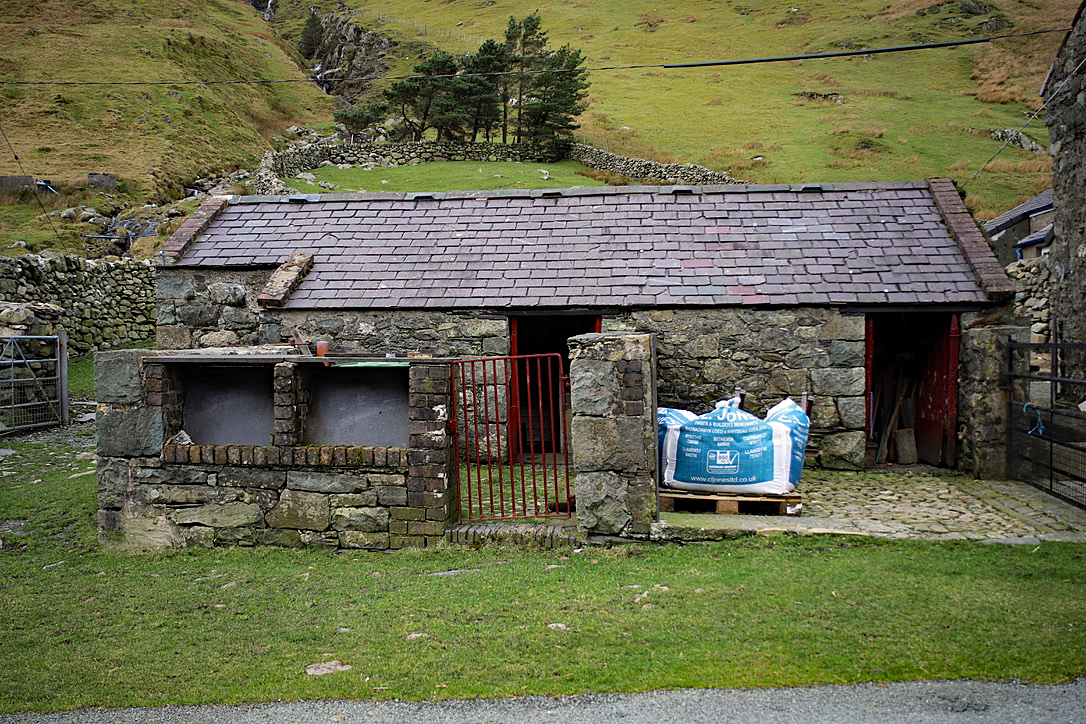 Cwt Mochyn Maes Caradog – Ffermio ym Mhlwyf Llanllechid